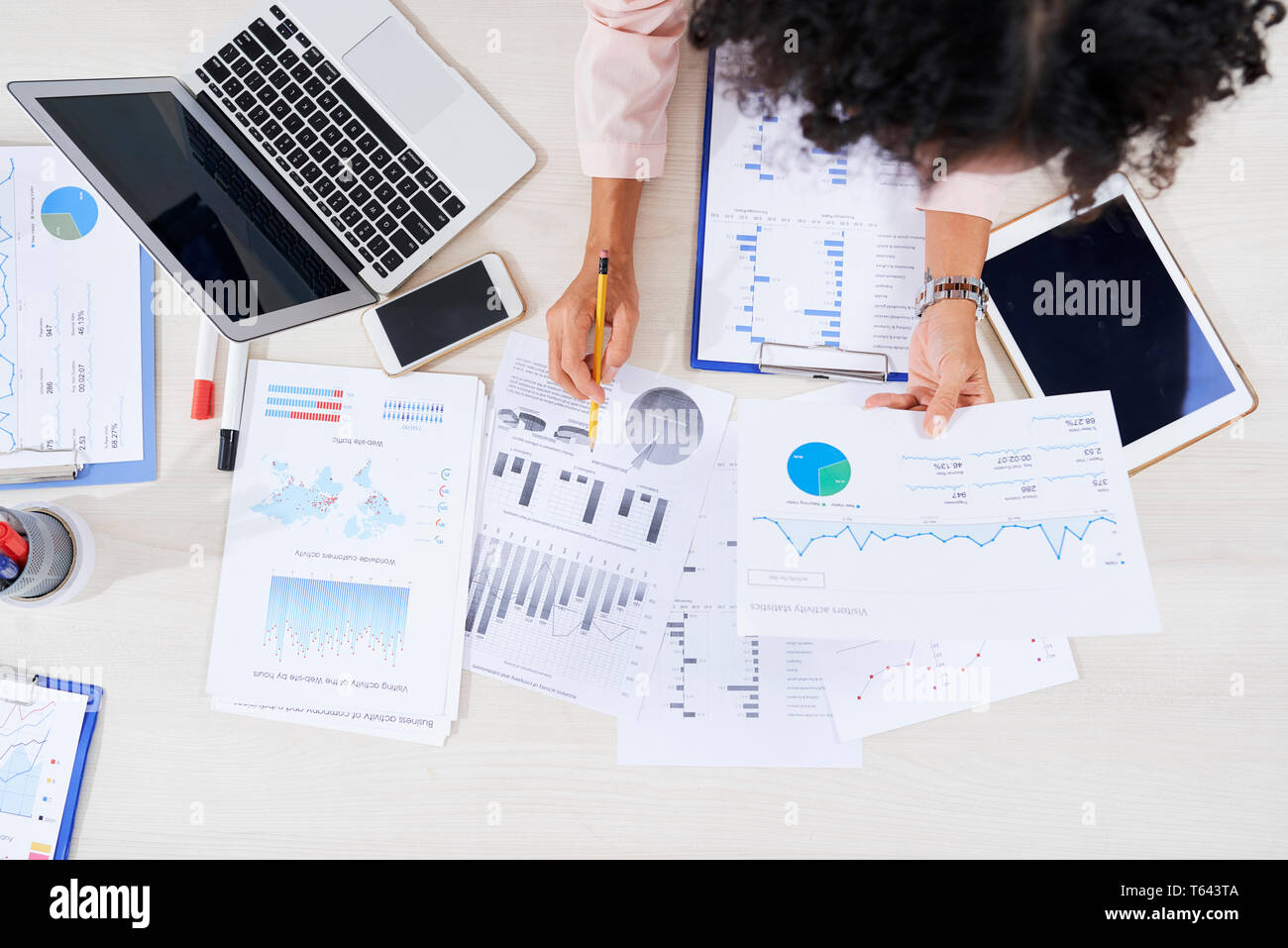 Financial analyst hi-res stock photography and images - Alamy