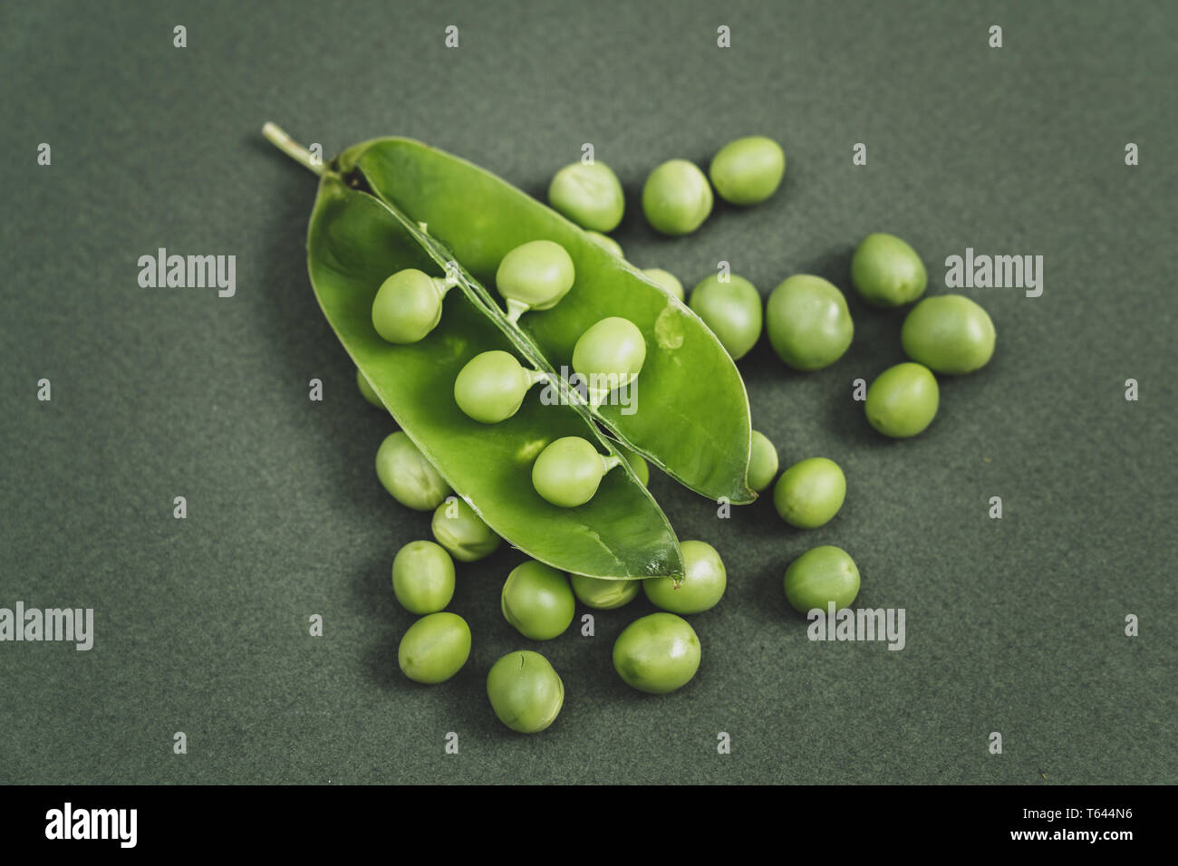 Open pea pod plant hi-res stock photography and images - Alamy