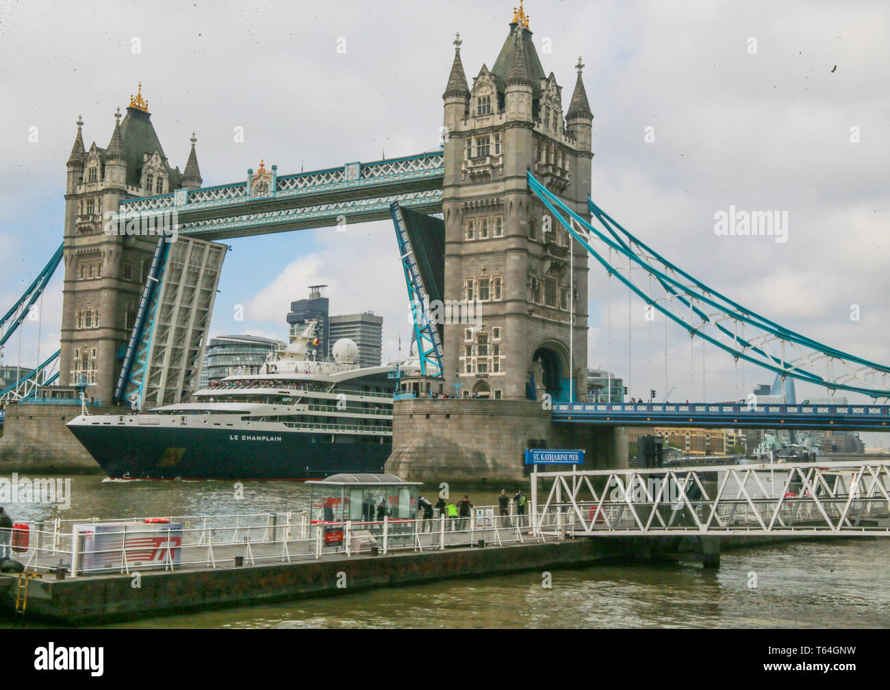 Cruise ship passing under tower bridge hi-res stock photography and ...