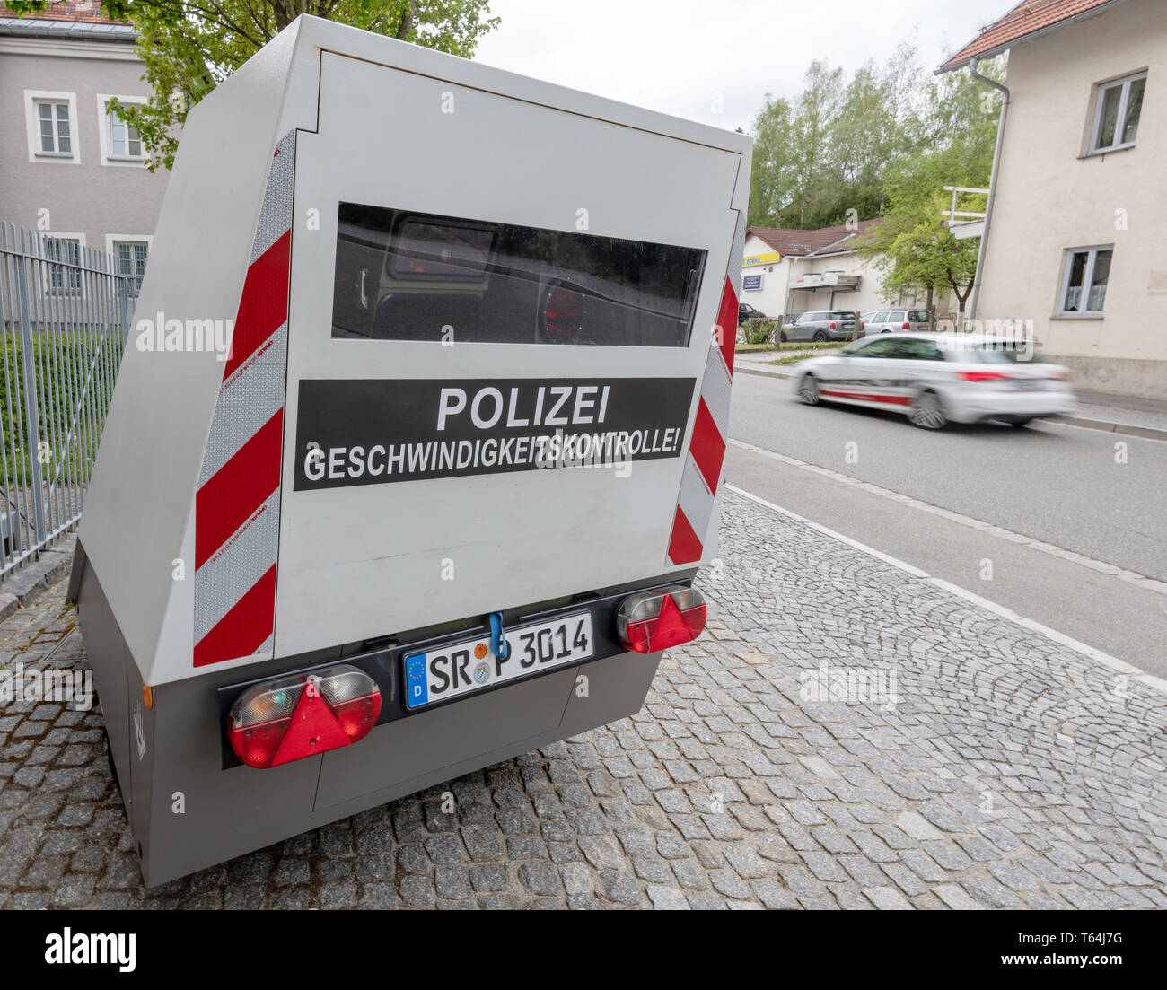Viechtach, Germany. 29th Apr, 2019. A car drives past a mobile speed ...