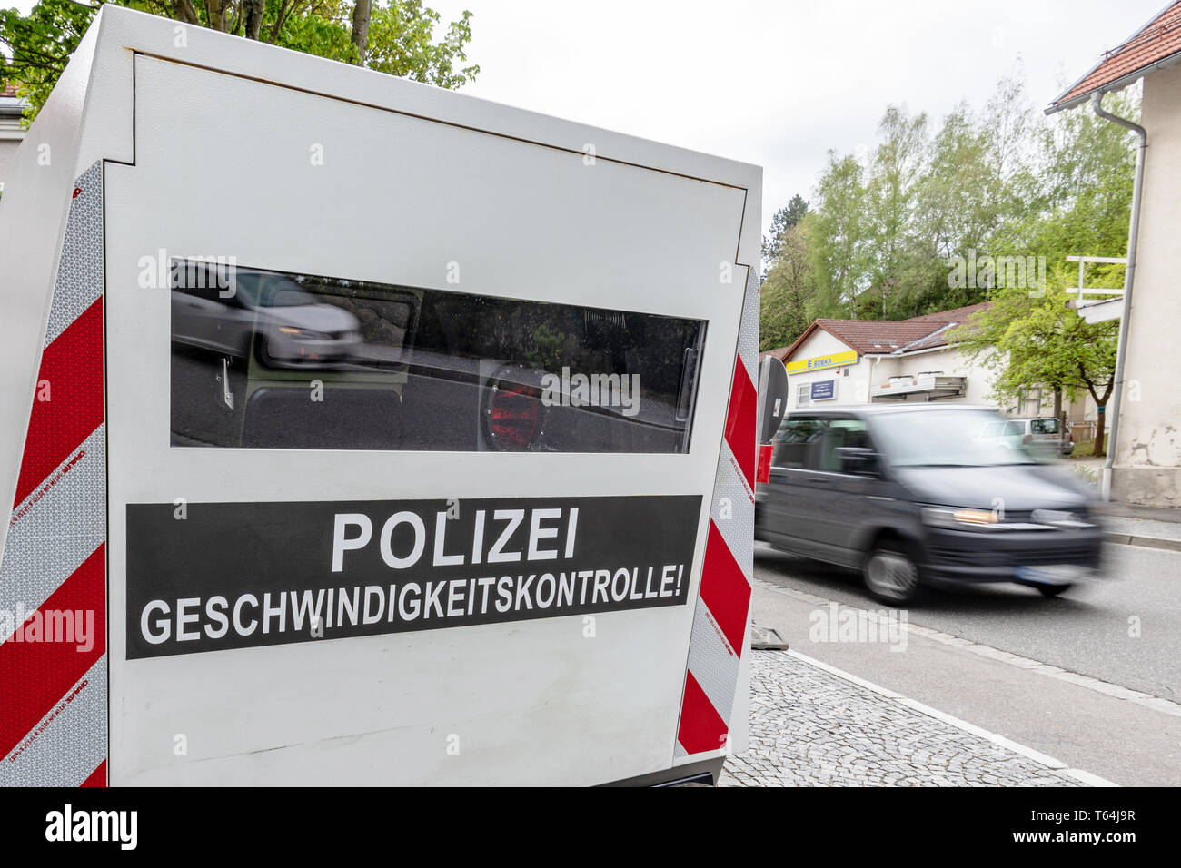 Viechtach, Germany. 29th Apr, 2019. A car drives past a mobile speed ...