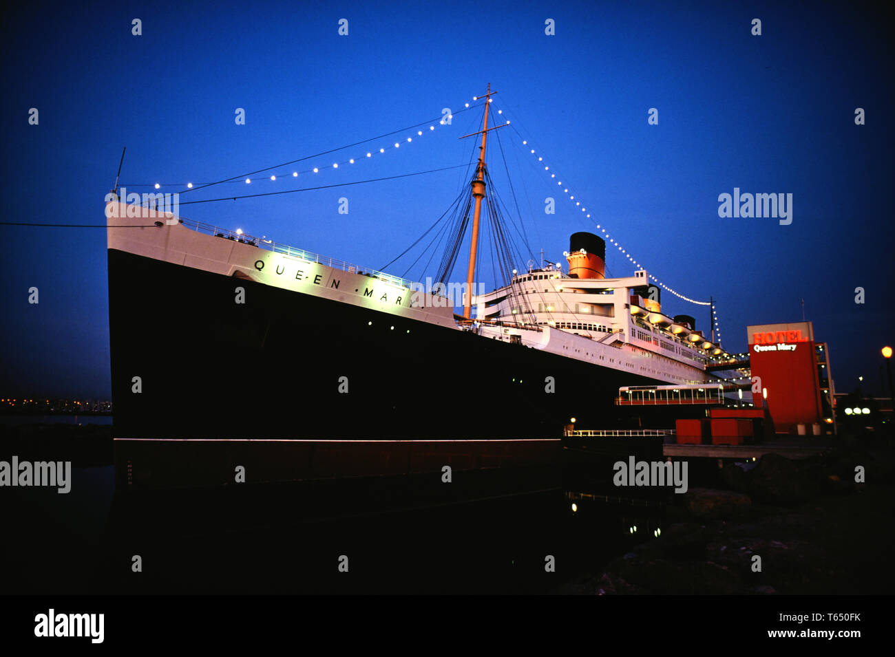 Night queen mary ship hi-res stock photography and images - Alamy