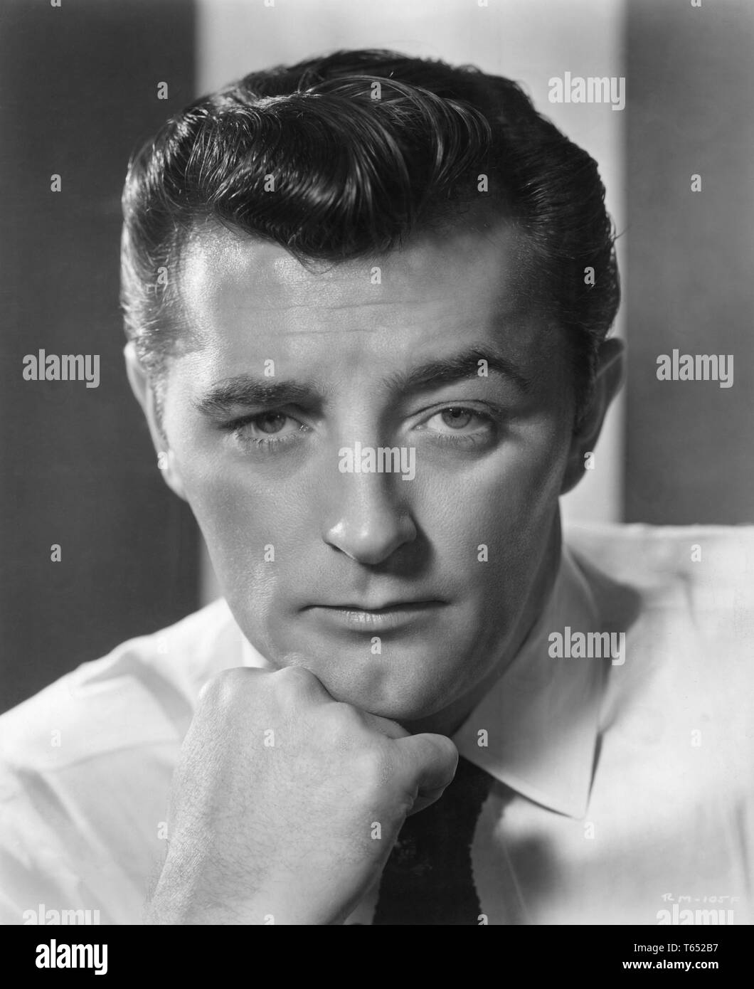 Robert mitchum 1948 hi-res stock photography and images - Alamy