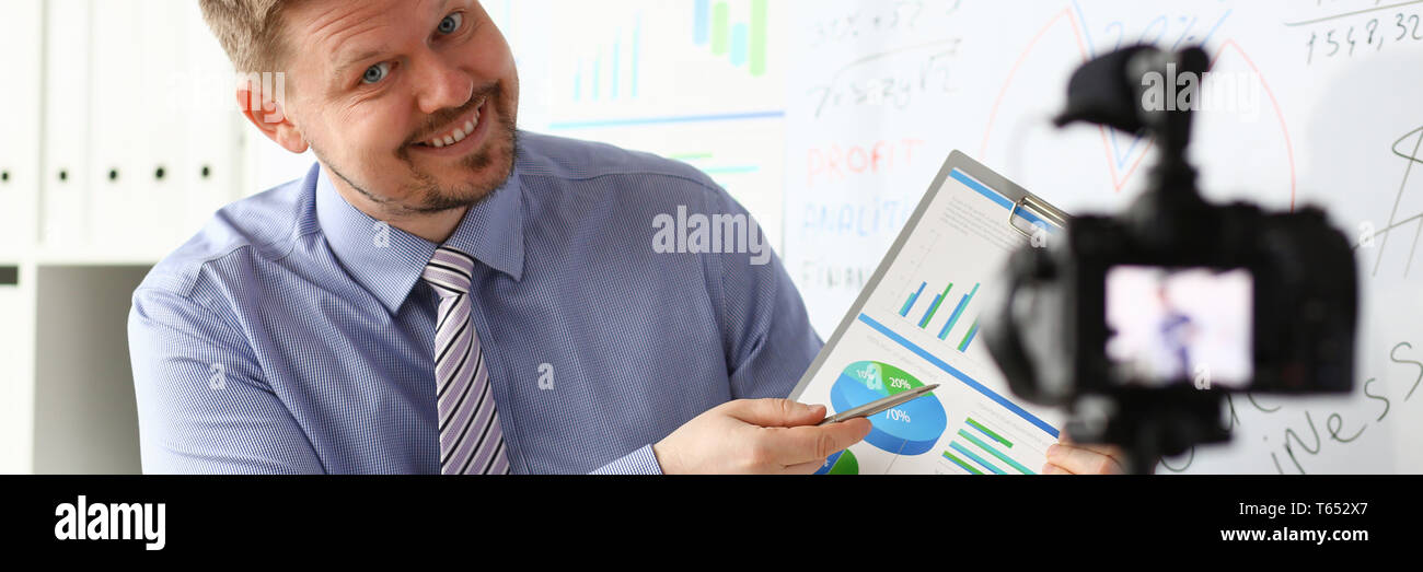 Male in suit and tie show stats graph pad Stock Photo - Alamy