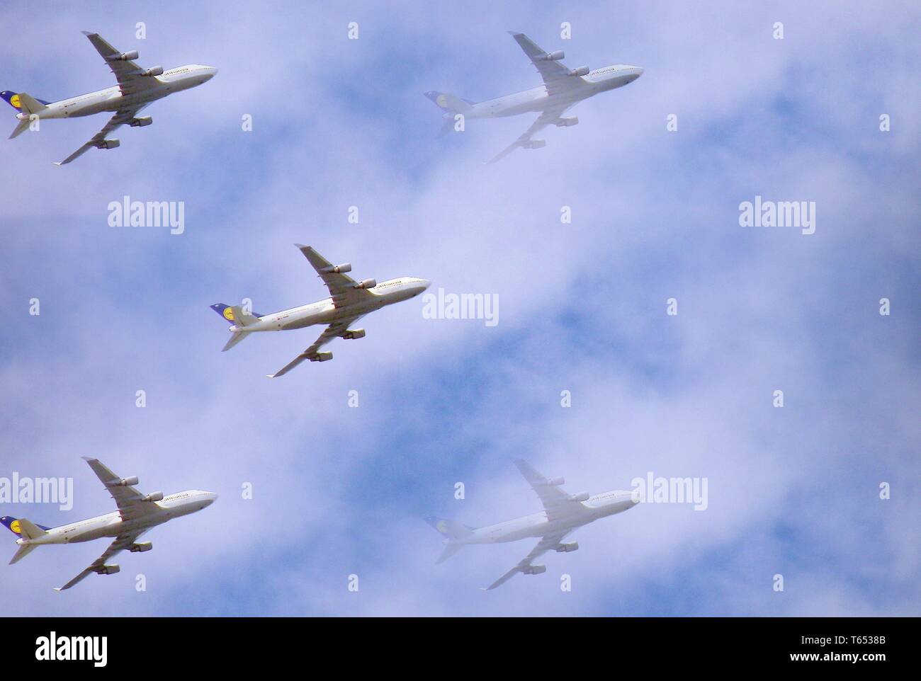Front of planes hi-res stock photography and images - Alamy