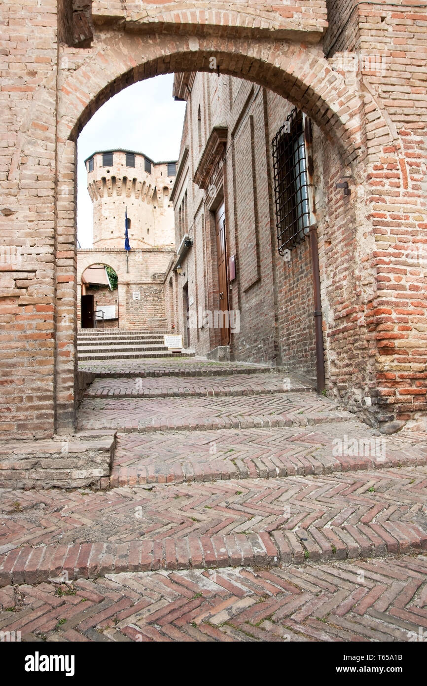 Le marche italy castle hi-res stock photography and images - Alamy