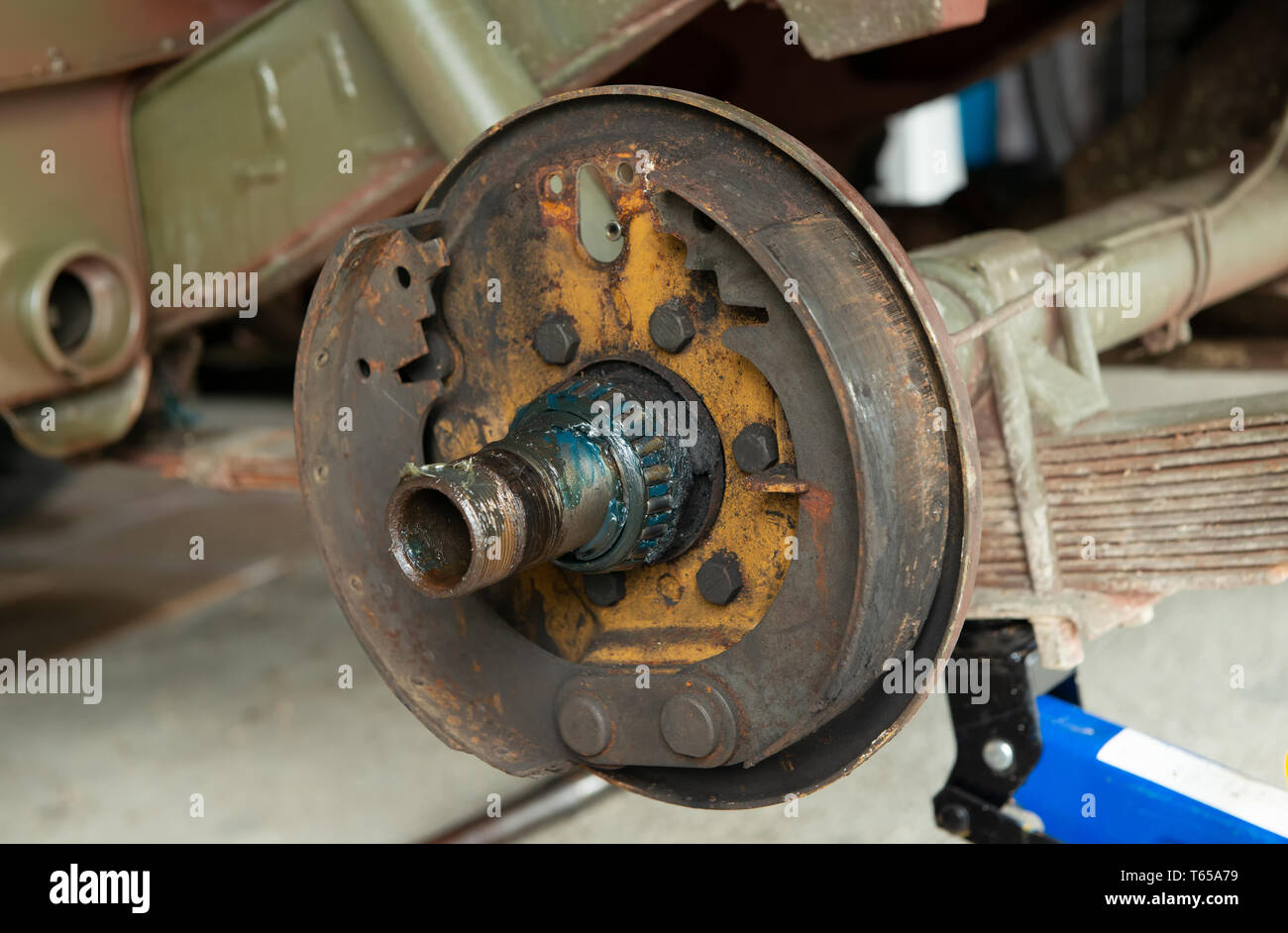 a rusty drum brake, A drum brake jeep disassembled in a garage Stock ...