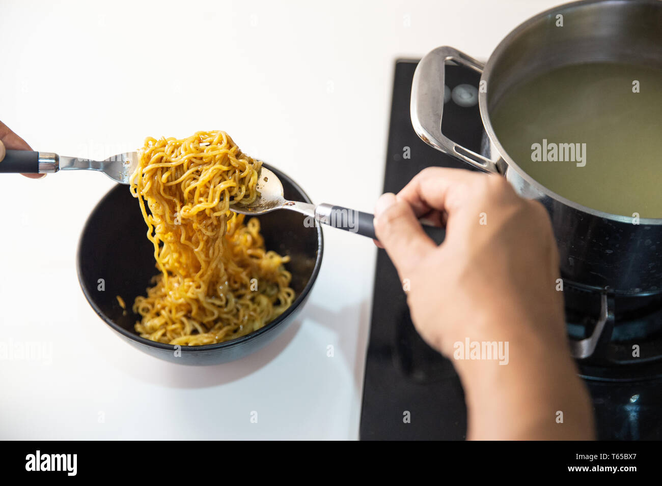 cooking instant noodle in the kitchen Stock Photo - Alamy