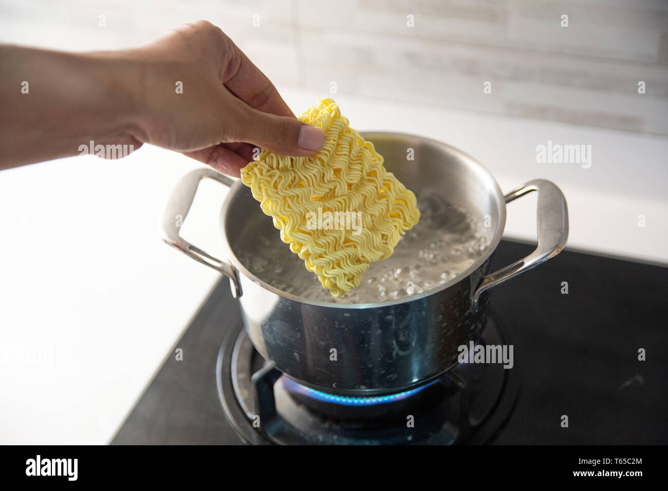 cooking instant noodle in the kitchen Stock Photo - Alamy