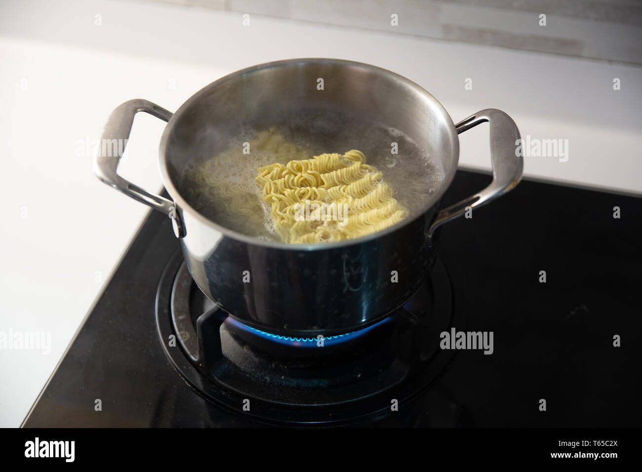 cooking instant noodle in the kitchen Stock Photo - Alamy