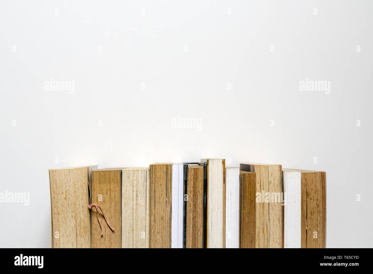 College textbooks stacked hi-res stock photography and images - Alamy