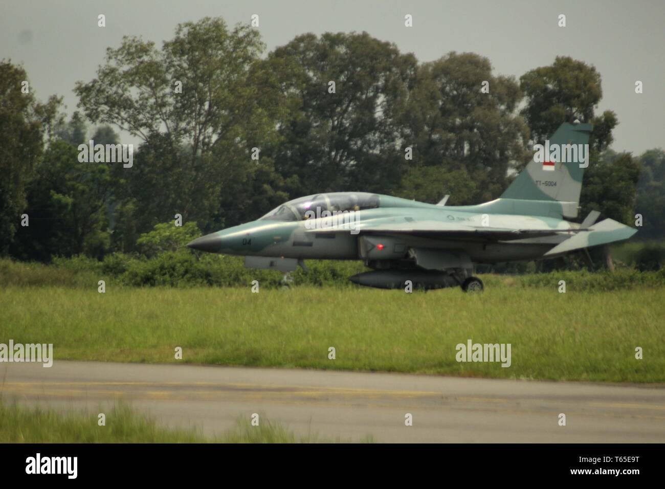 Madiun, Indonesia. 28th Apr, 2019. One F-16 fighter plane was seen ...