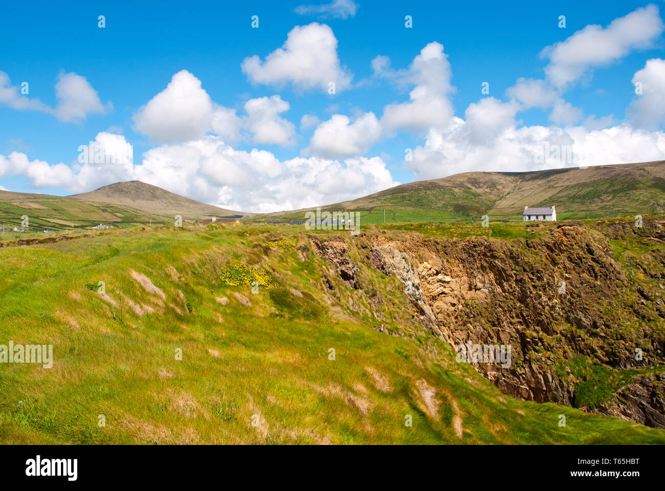 Ireland eire irish landscape green scenery hi-res stock photography and ...