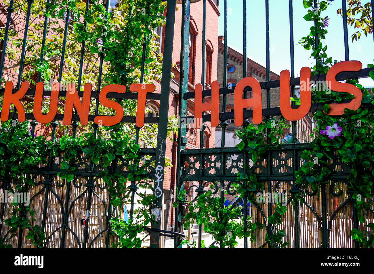 Portail iron hi-res stock photography and images - Alamy