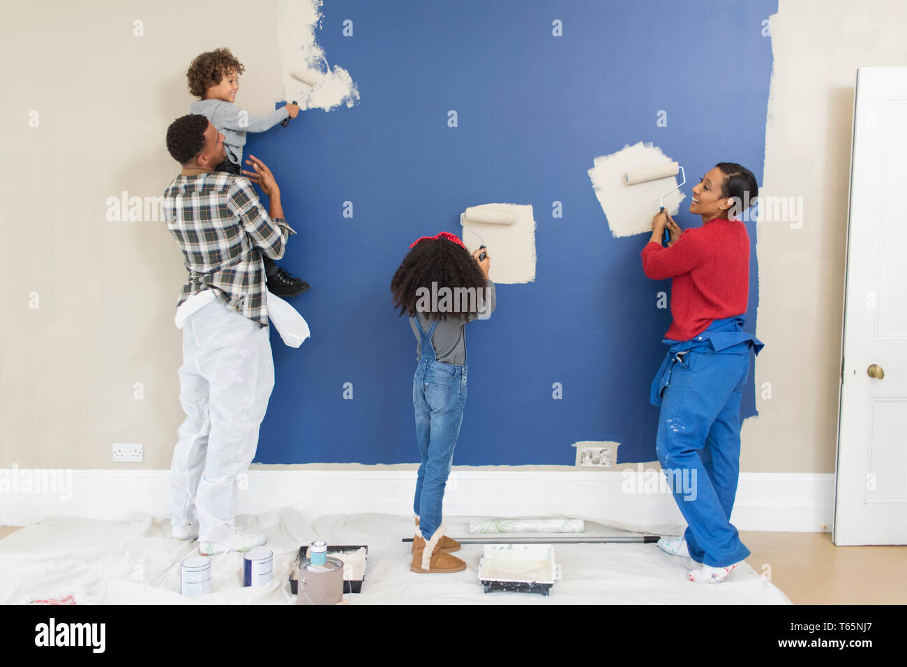 Man painting interior wall hi-res stock photography and images - Alamy