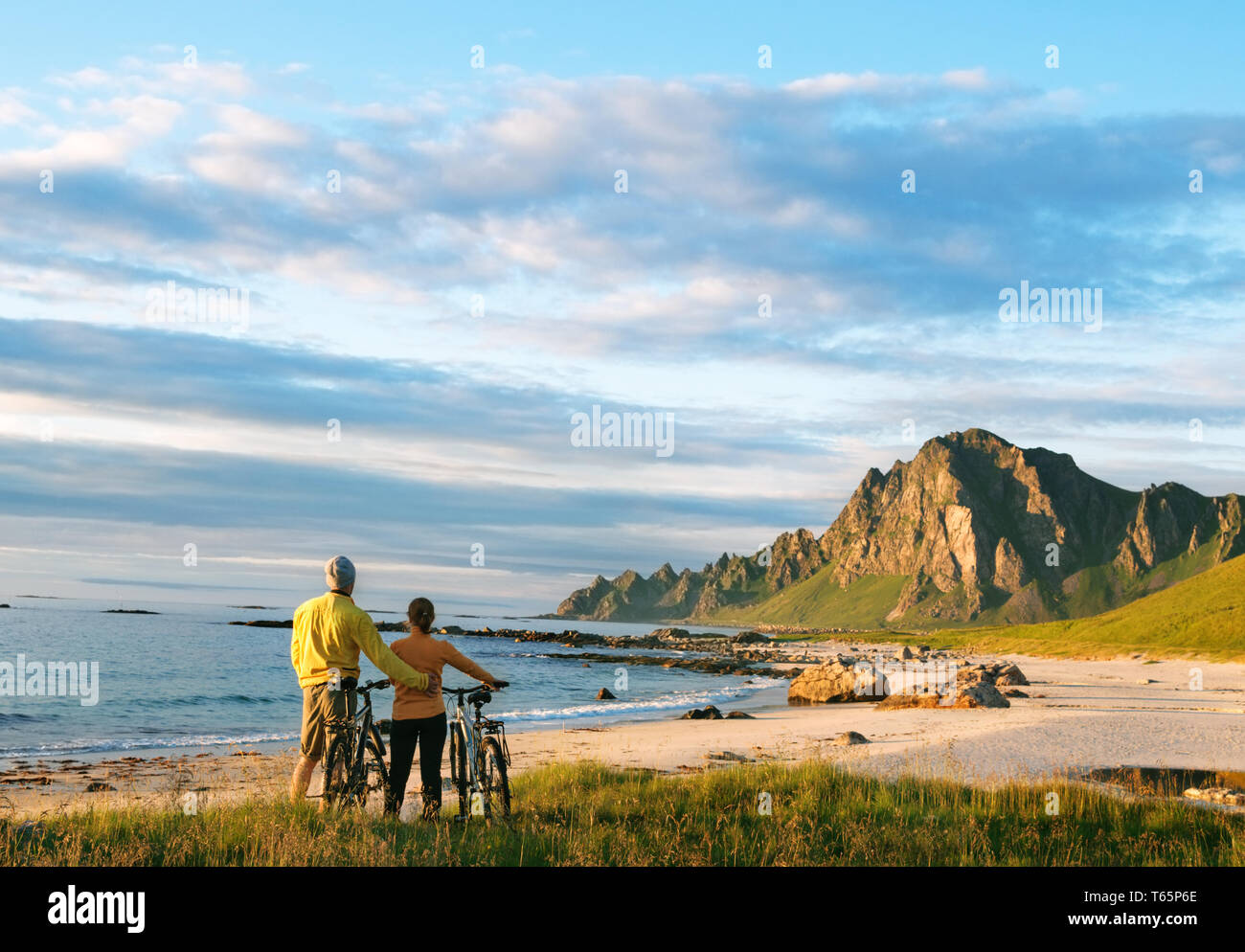 Two cyclists relax biking hi-res stock photography and images - Alamy
