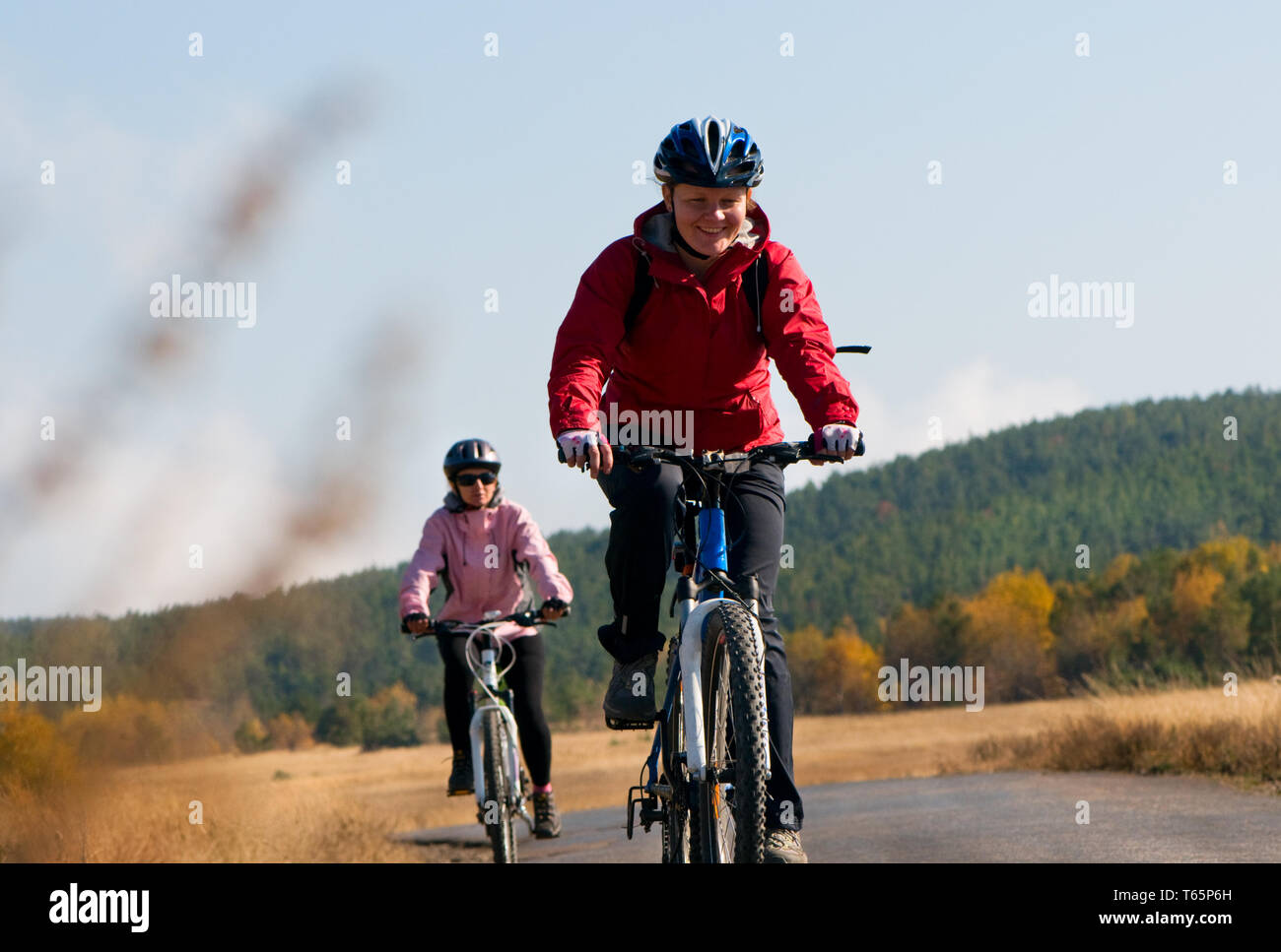 Two cyclists relax biking hi-res stock photography and images - Alamy