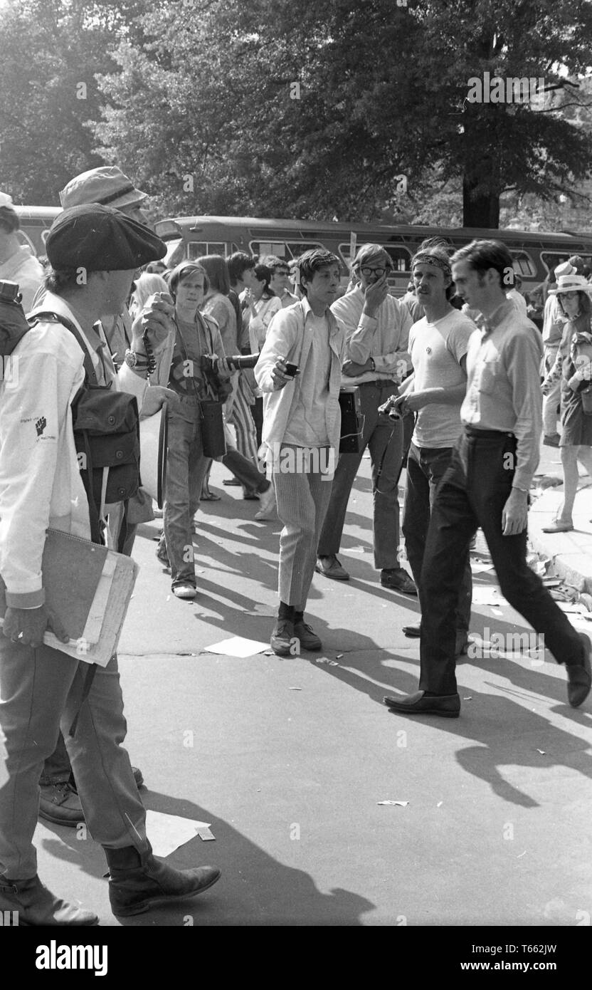Holds papers Black and White Stock Photos & Images - Alamy