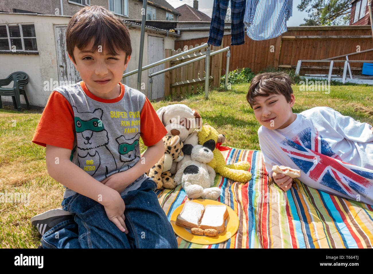 Picnic boys hi-res stock photography and images - Alamy