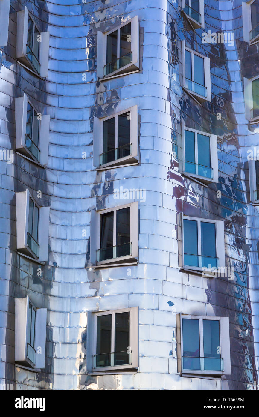 Metallic architecture hi-res stock photography and images - Alamy