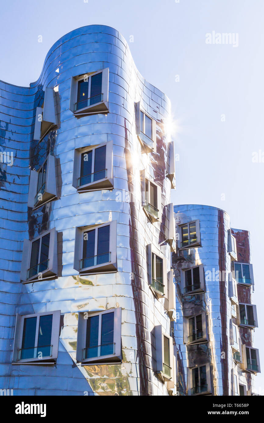 Metallic architecture hi-res stock photography and images - Alamy