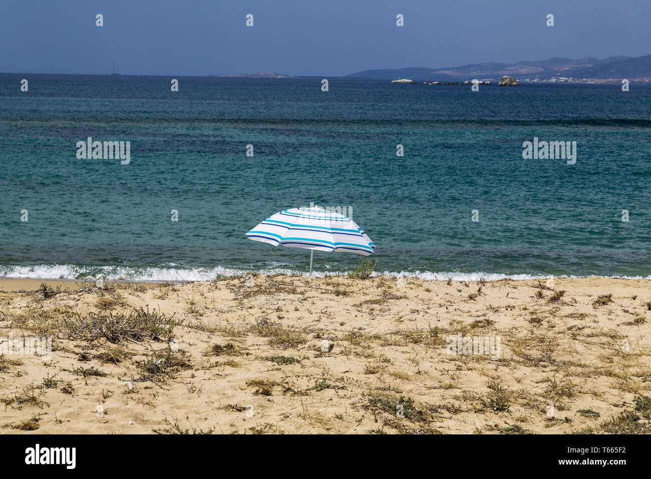 single parasol at beach with turquoise ocean Stock Photo - Alamy
