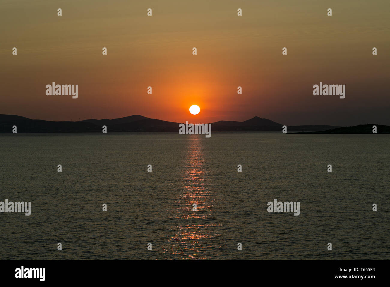 Cloudless sunset sky hi-res stock photography and images - Alamy