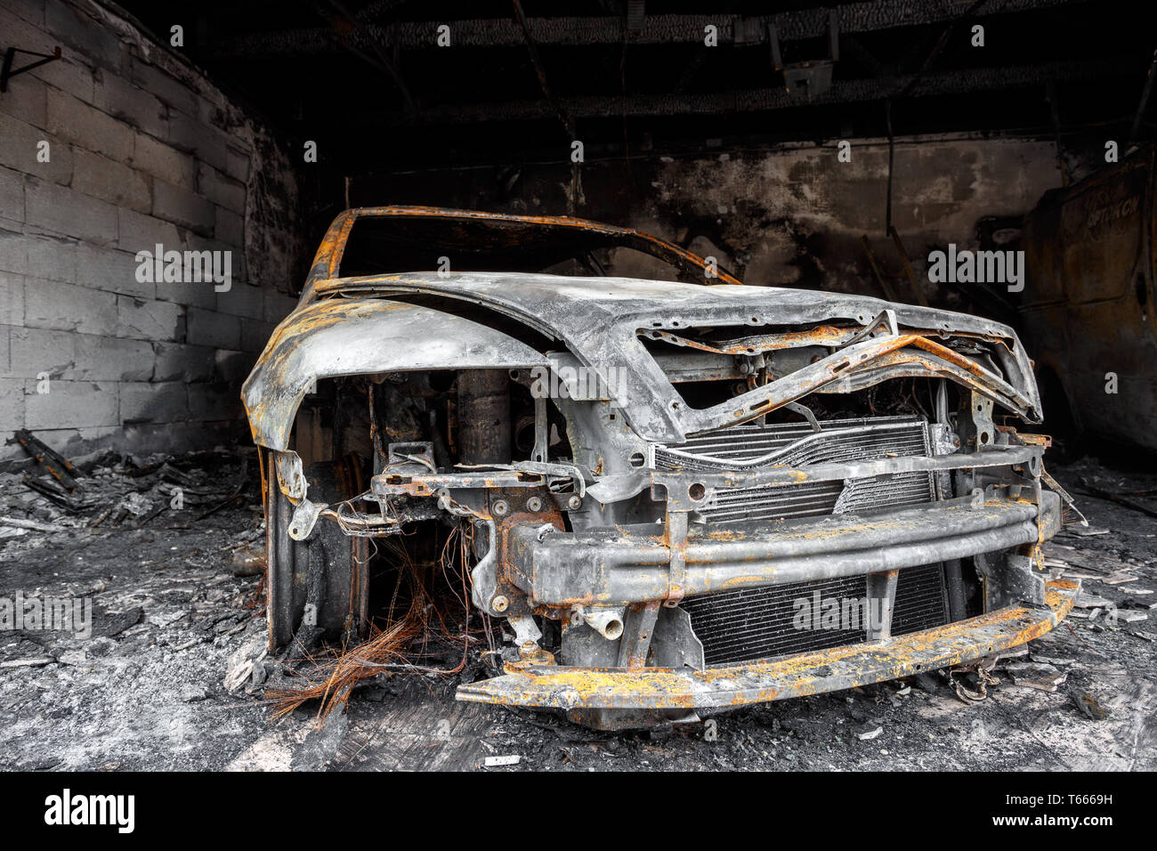 Burned out crashed car hi-res stock photography and images - Alamy