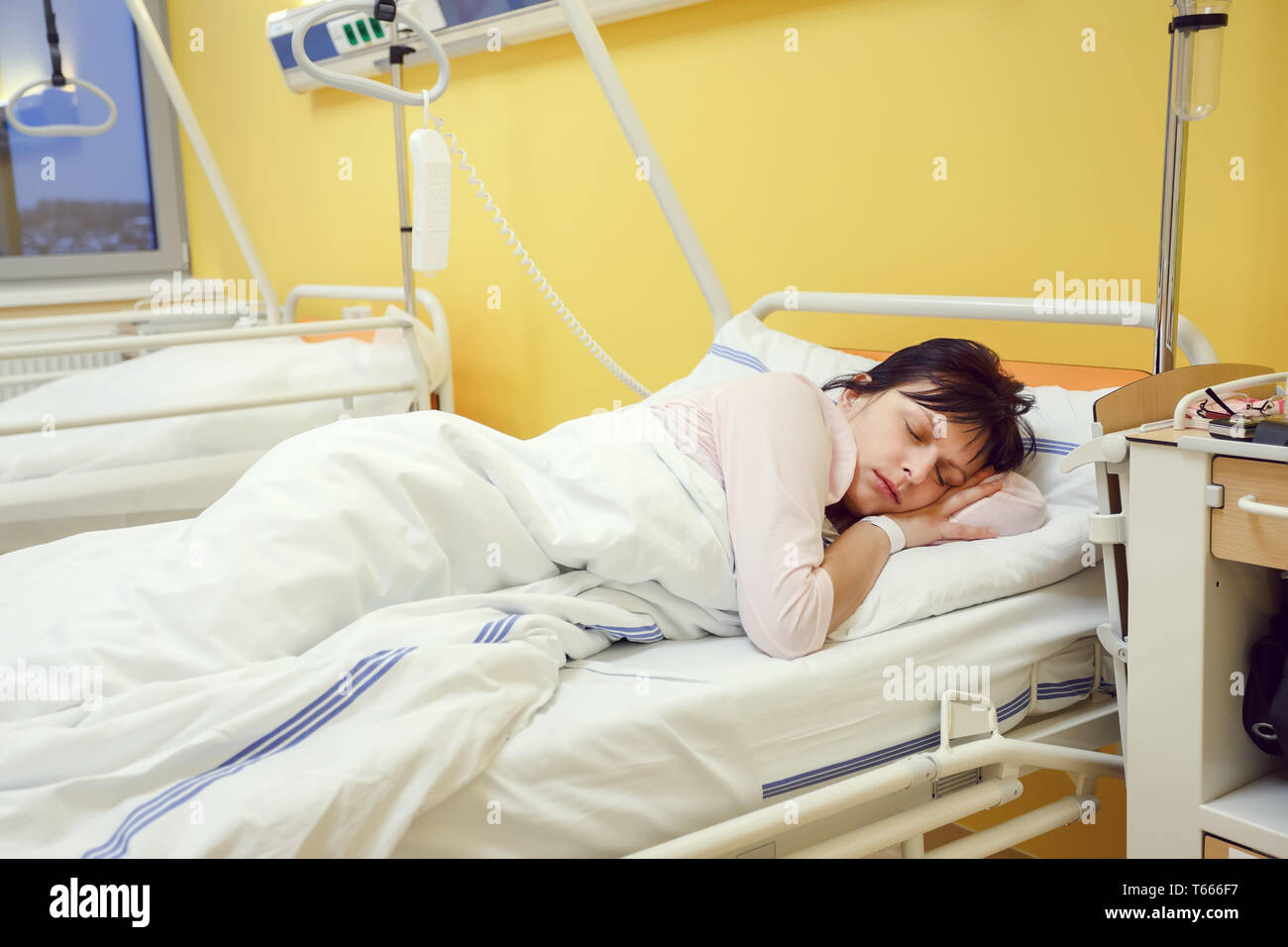 Women sad in hospital bed hi-res stock photography and images - Alamy