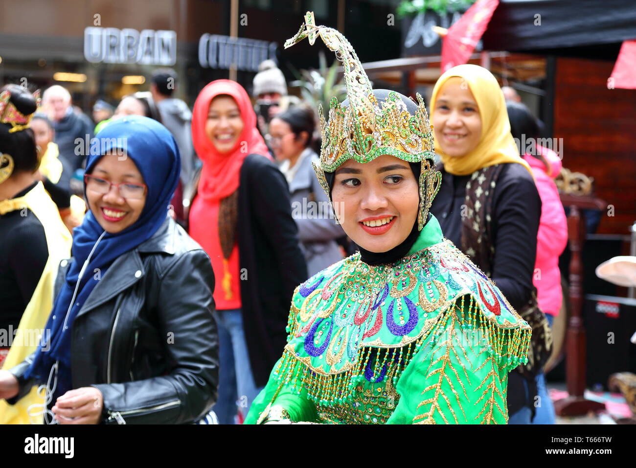 Audience to be entertained hi-res stock photography and images - Alamy