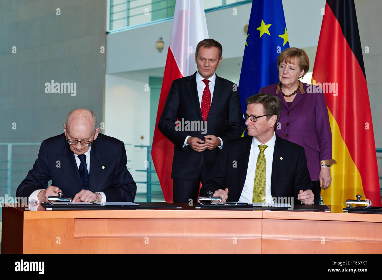 Signing of agreement between Germany and Poland Stock Photo - Alamy