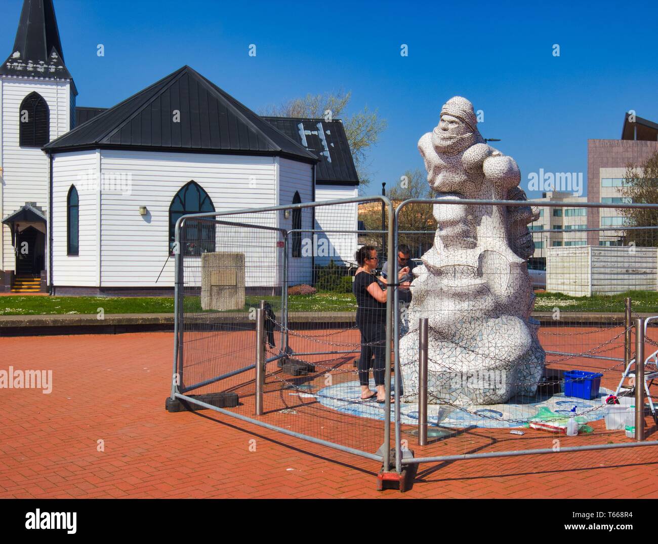 Captain Scott Memorial Cardiff Bay High Resolution Stock Photography ...