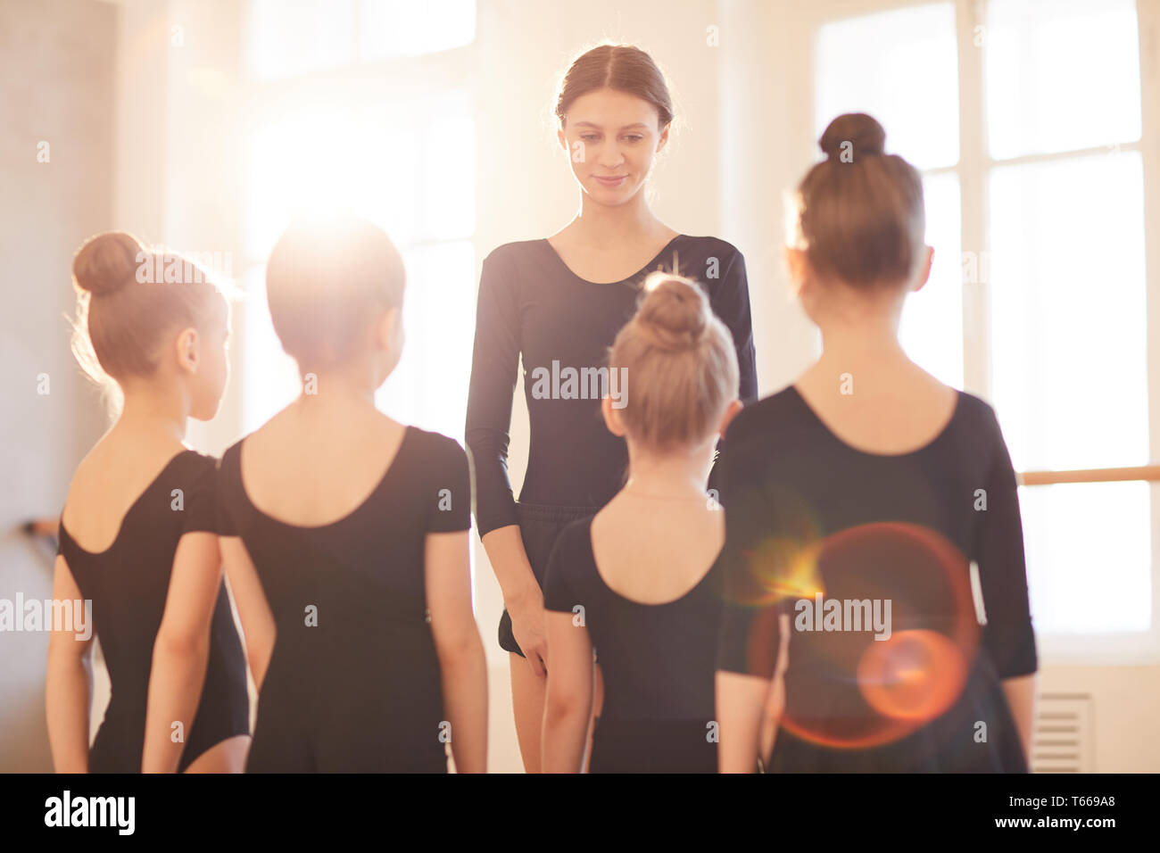 Teaching children ballet hi-res stock photography and images - Alamy