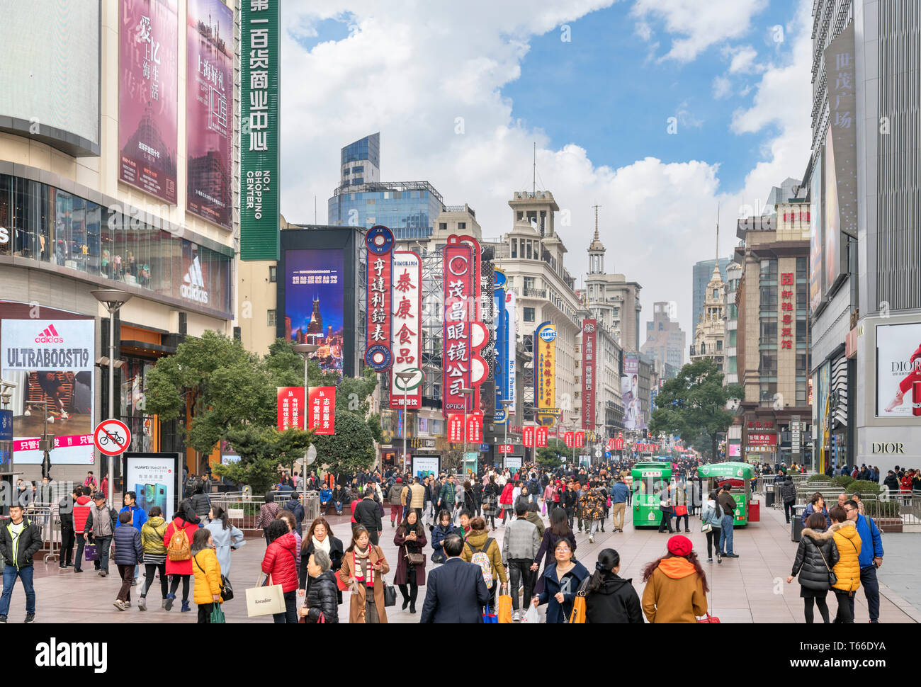 Shopping street in shanghai hi-res stock photography and images - Alamy