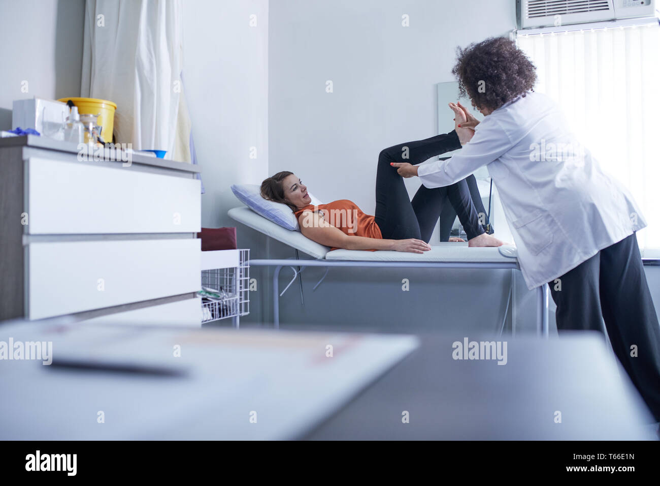 Doctor female patient examination hi-res stock photography and images ...