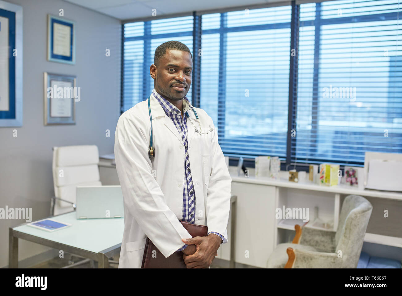 Doctor portrait hi-res stock photography and images - Alamy
