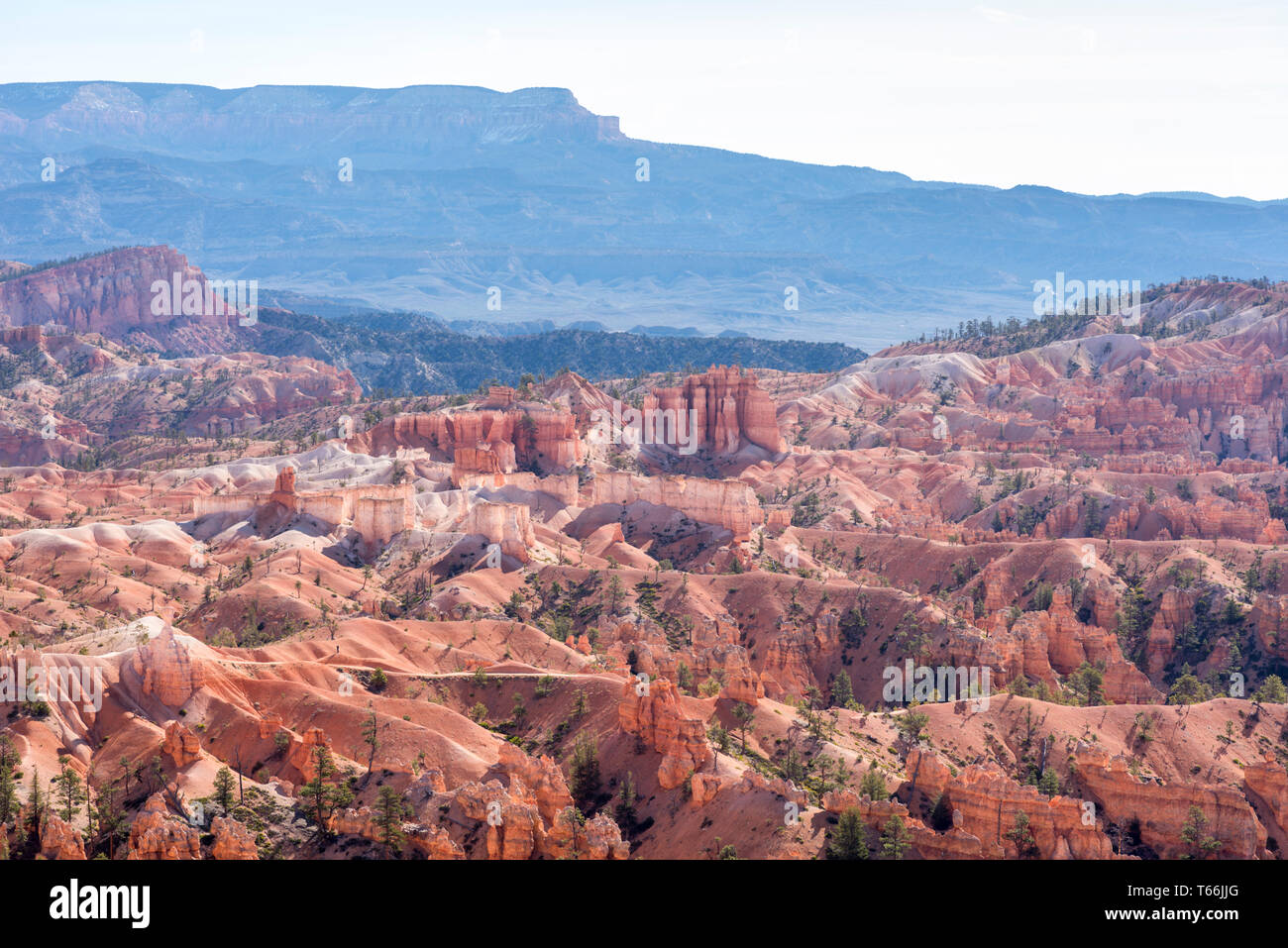 Rock formations at the Bryce Amphitheater viewed from Sunset Point ...