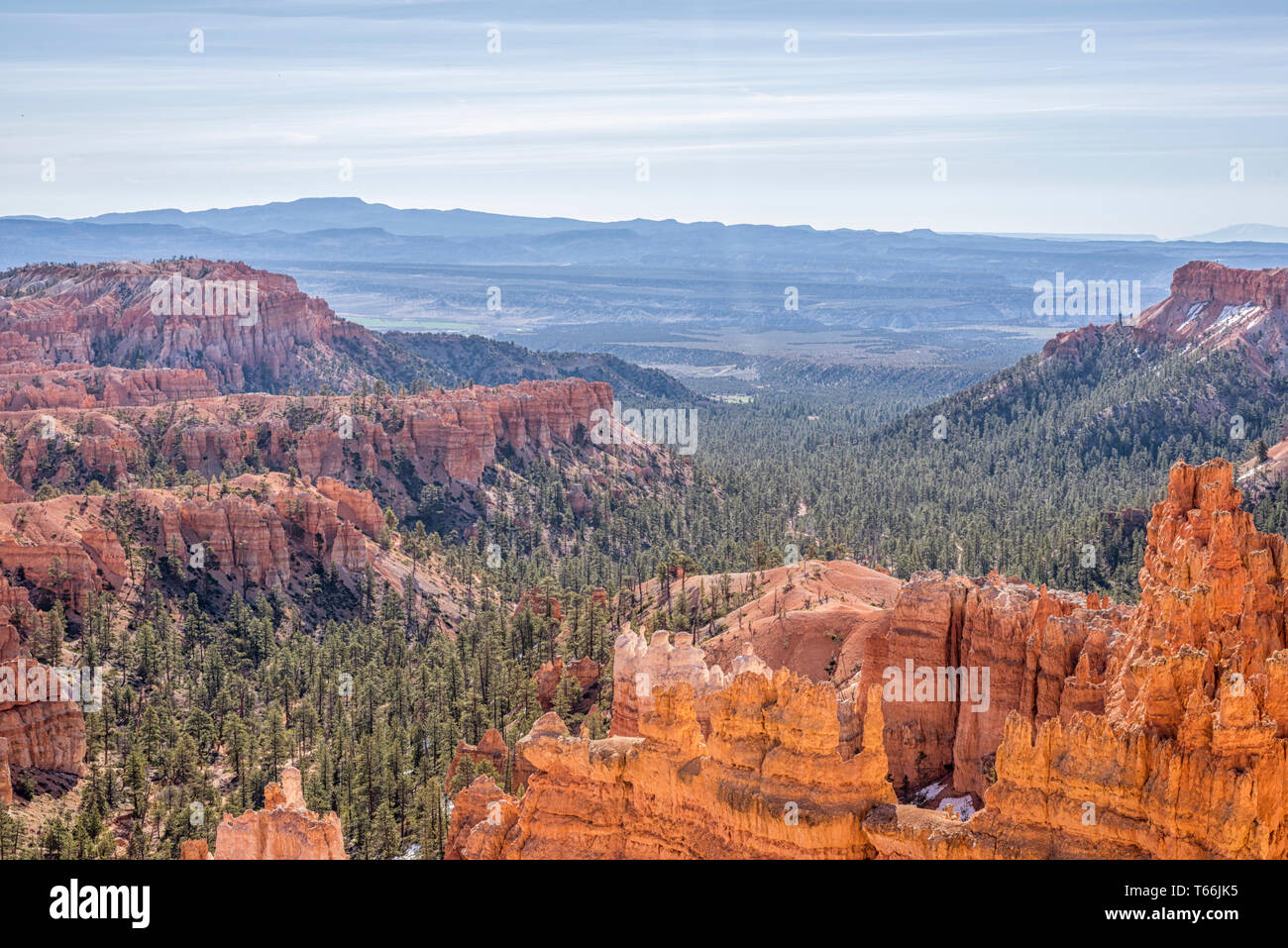 Rock formations at the Bryce Amphitheater viewed from Sunset Point ...