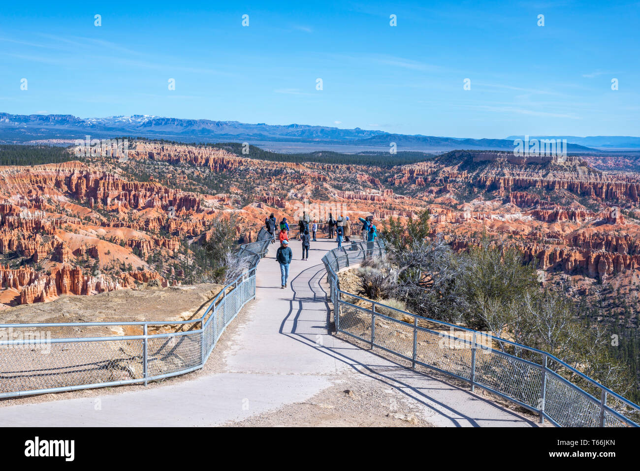 Group of people at overlook platform at Bryce Point. Bryce Canyon ...