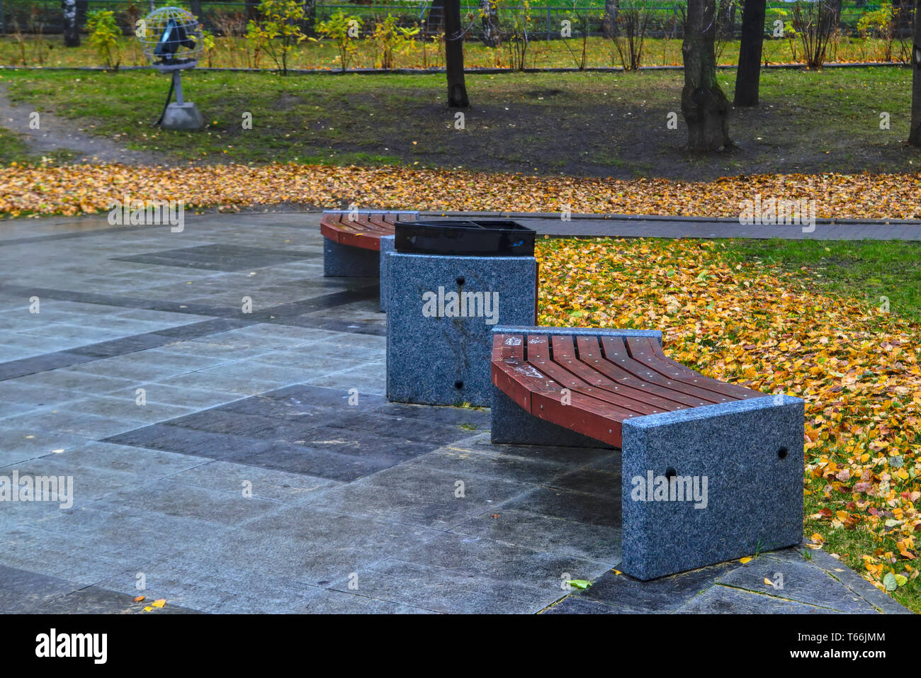 Autumn park bench, rainy texture background. Rain in autumn park, drops ...