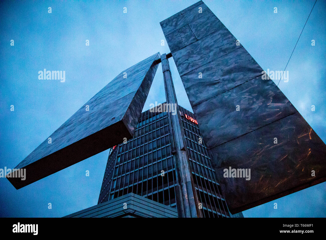The George Rickey sculpture titled Two Rectangles, Vertical Gyratory Up ...