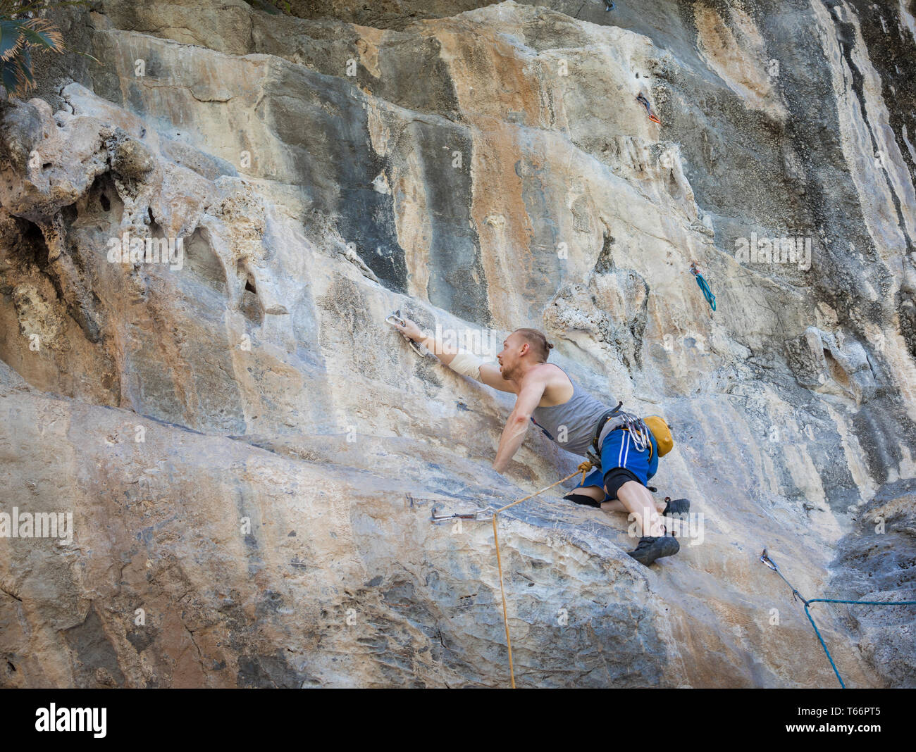 Rope climb olympic games hi-res stock photography and images - Alamy