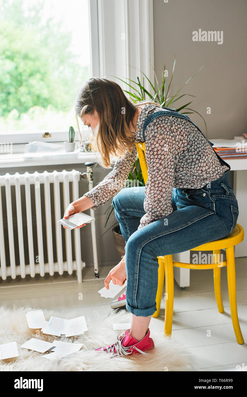 Young female college student studying with flash cards Stock Photo - Alamy