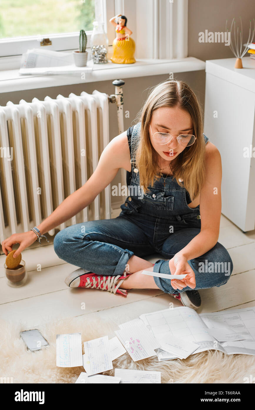Young female college student studying with flash cards Stock Photo - Alamy