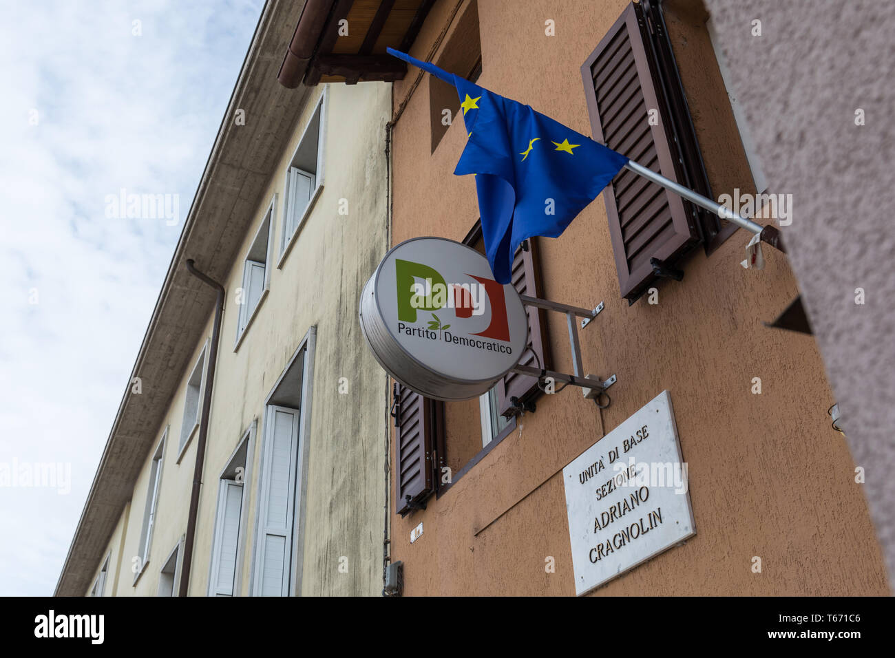 Political party sign hi-res stock photography and images - Alamy