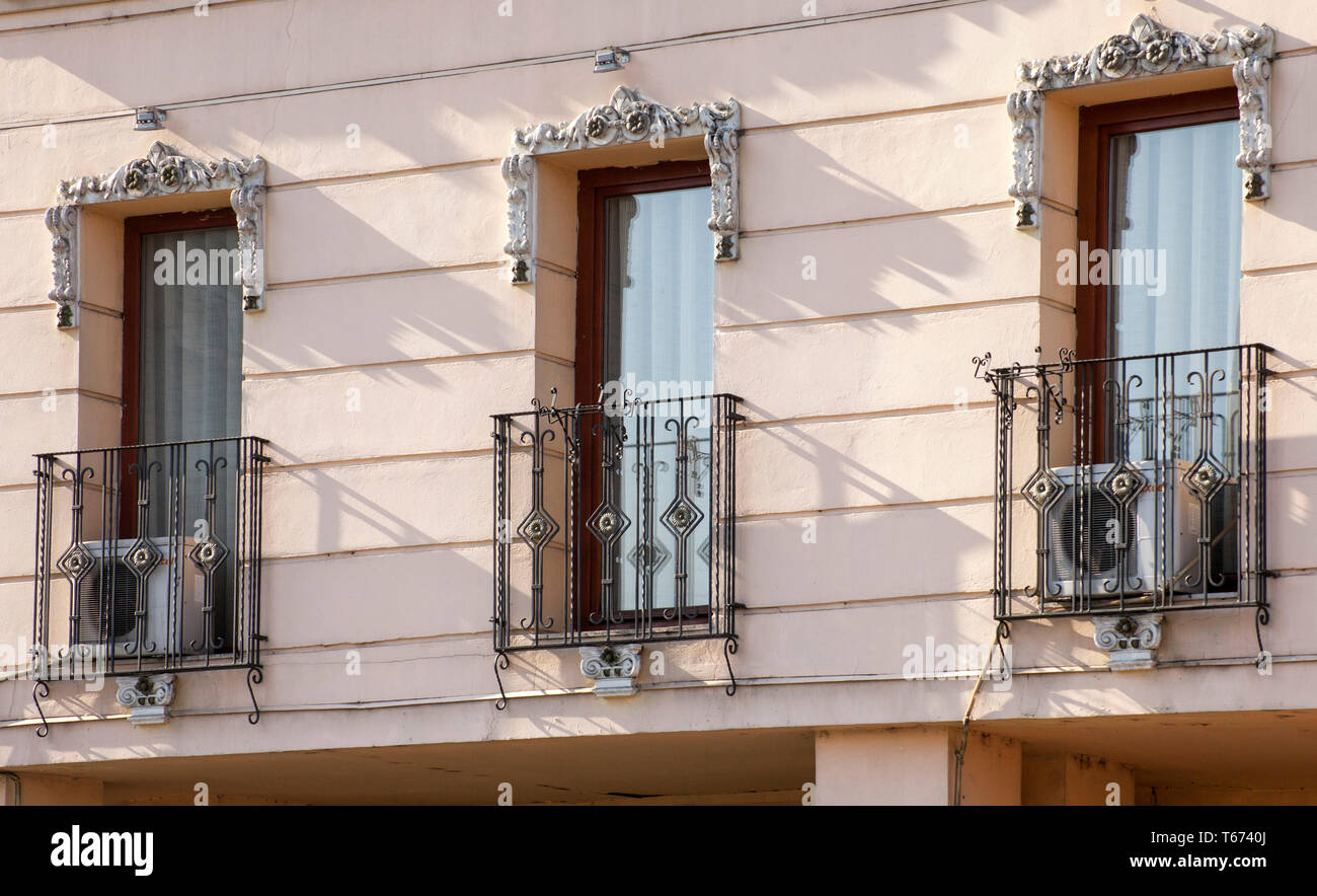 Architectural detail windows hi-res stock photography and images - Alamy