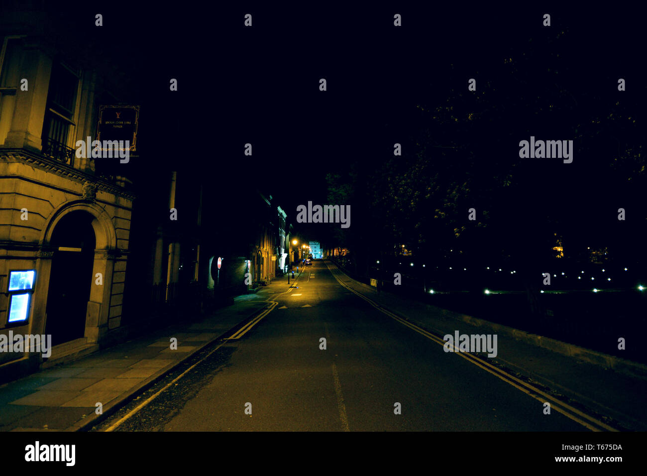 Uk path night spooky city hi-res stock photography and images - Alamy