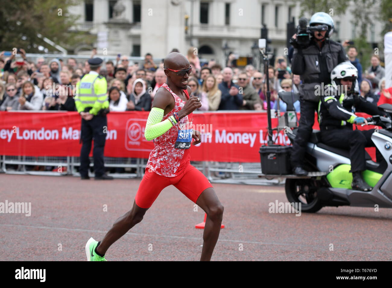 Sir Mo Farah running in the London Marathon 2019, in the final stage in ...