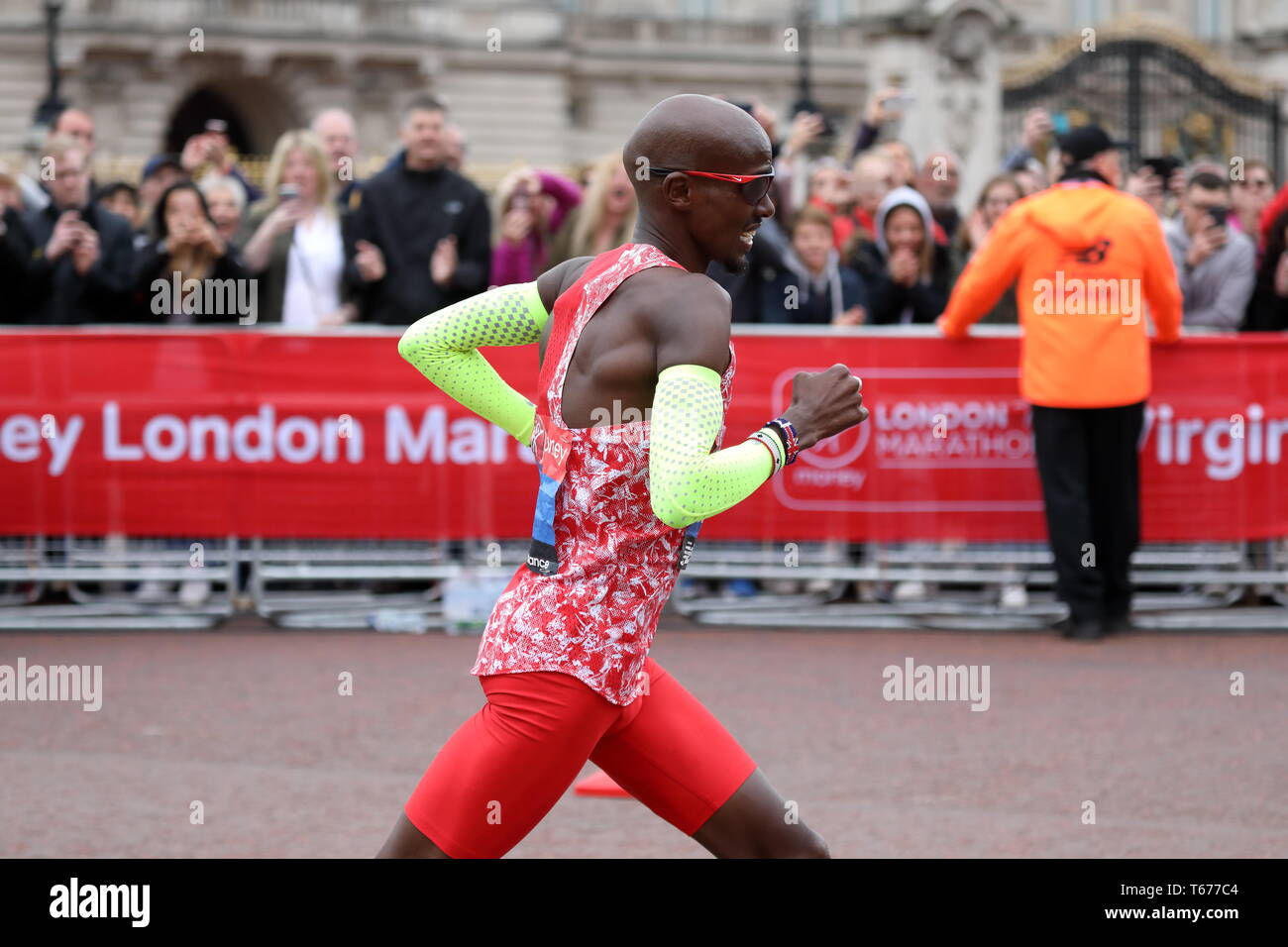 Sir Mo Farah running in the London Marathon 2019, in the final stage in ...