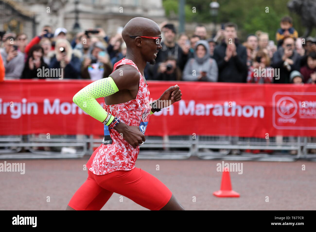 Sir Mo Farah running in the London Marathon 2019, in the final stage in ...